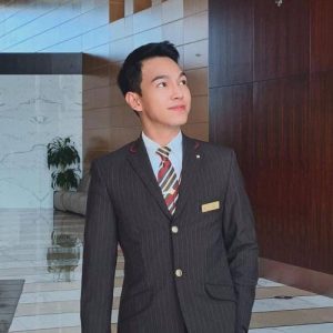 Seragam Pramugara | Model, Ketentuan, dan Identitas Profesi