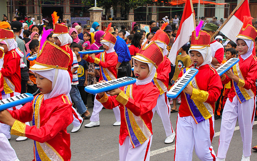 Mengenal Seragam Drum Band: Warna, Model, dan Atribut Tambahannya ...