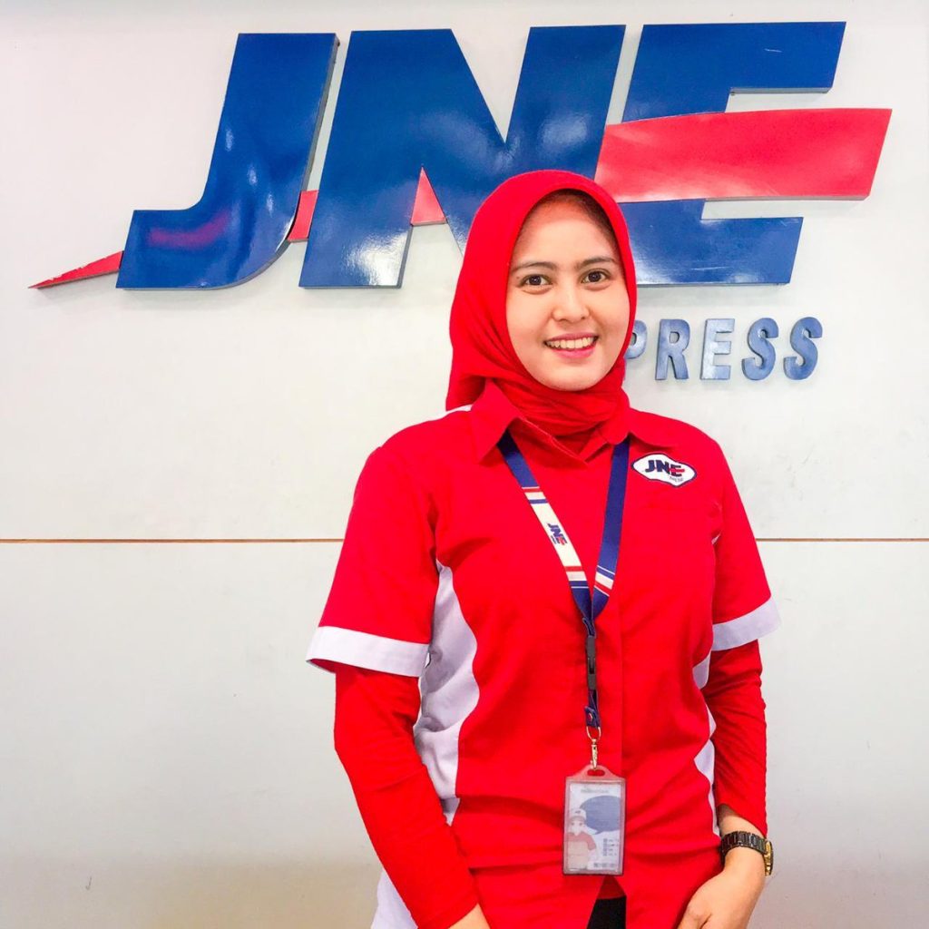 Seragam JNE, Kekuatan Visual dalam Layanan Kurir Modern - Blog Sintesa